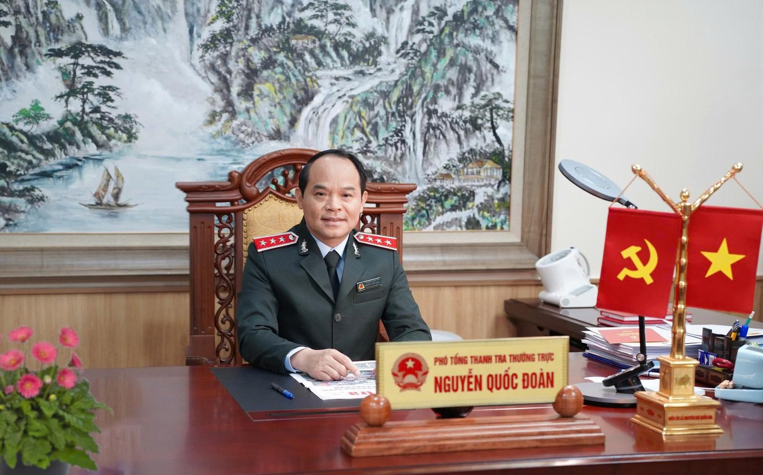 Przedstawiamy zastępcę inspektora generalnego Nguyen Quoc Doana jako ...