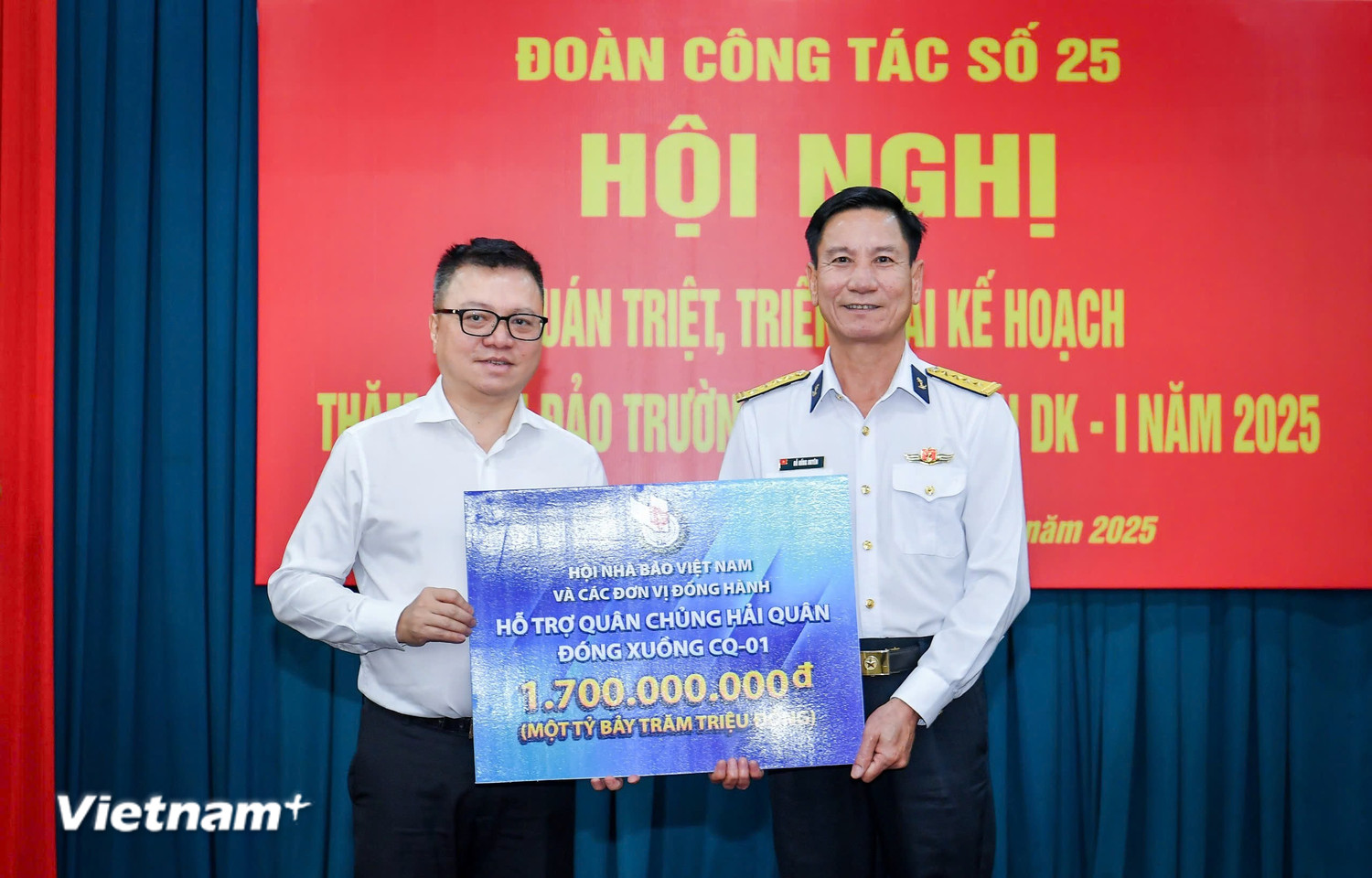 Đoàn công tác báo chí đi thăm Trường Sa và Nhà giàn DK1 | Vietnam+ ...