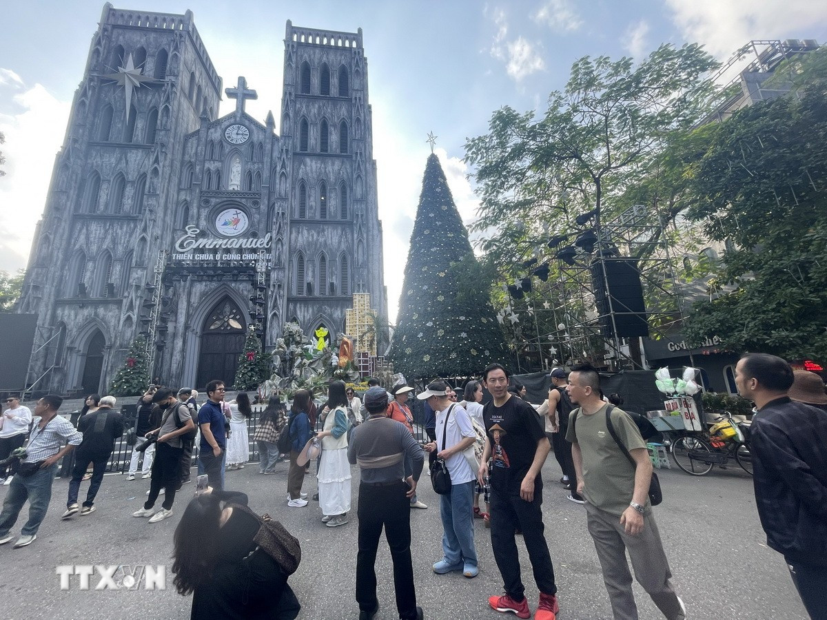 Không khí rộn ràng đêm Giáng sinh 2025 tại Hà Nội | Vietnam+ (VietnamPlus)