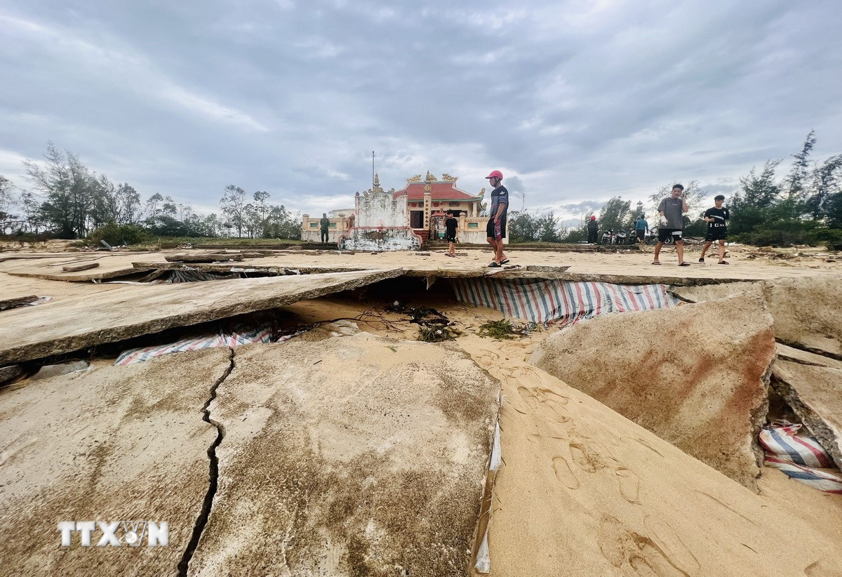 Quảng Trị: Sạt lở bờ biển đe dọa đền Ngư Ông và đời sống dân cư ...