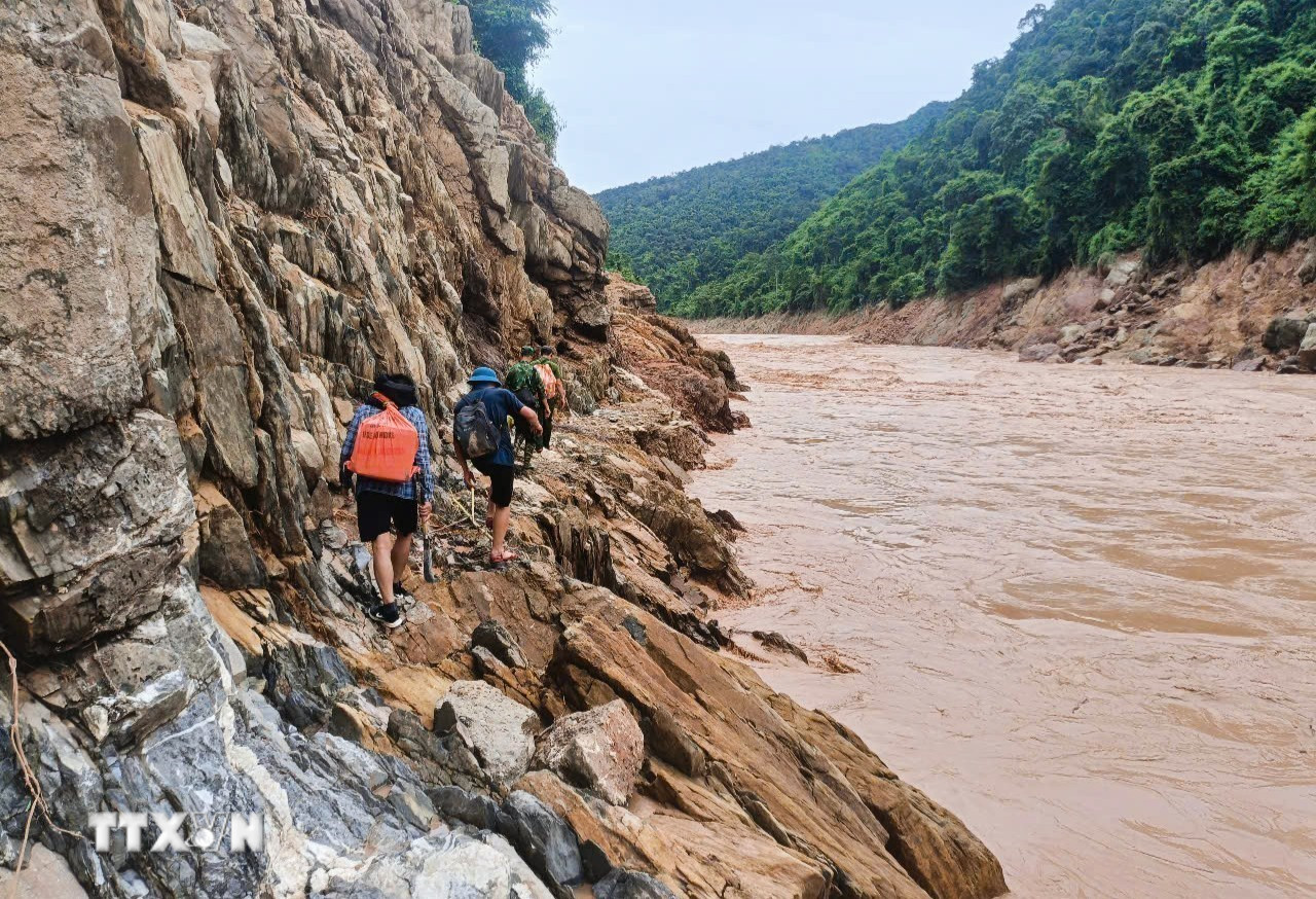 Khó Khăn Trong Hành Trình Cứu Trợ Lũ Lụt Nghệ An | Vietnam+ (VietnamPlus)