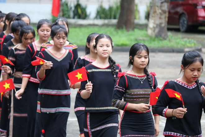 Kon Tum: Gìn giữ văn hóa dệt thổ cẩm của đồng bào Bahnar | Vietnam+ ...