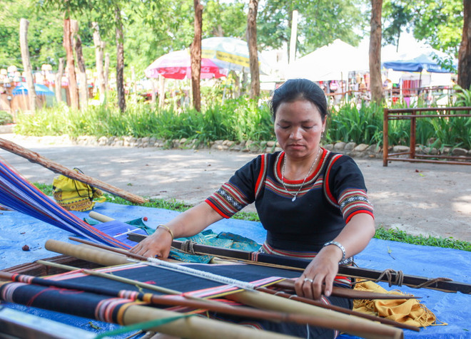Kon Tum: Gìn giữ văn hóa dệt thổ cẩm của đồng bào Bahnar | Vietnam+ ...