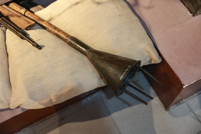 Cận cảnh hình ảnh cây bom ba càng gây xúc động trong phim 'Đào, Phở và ...