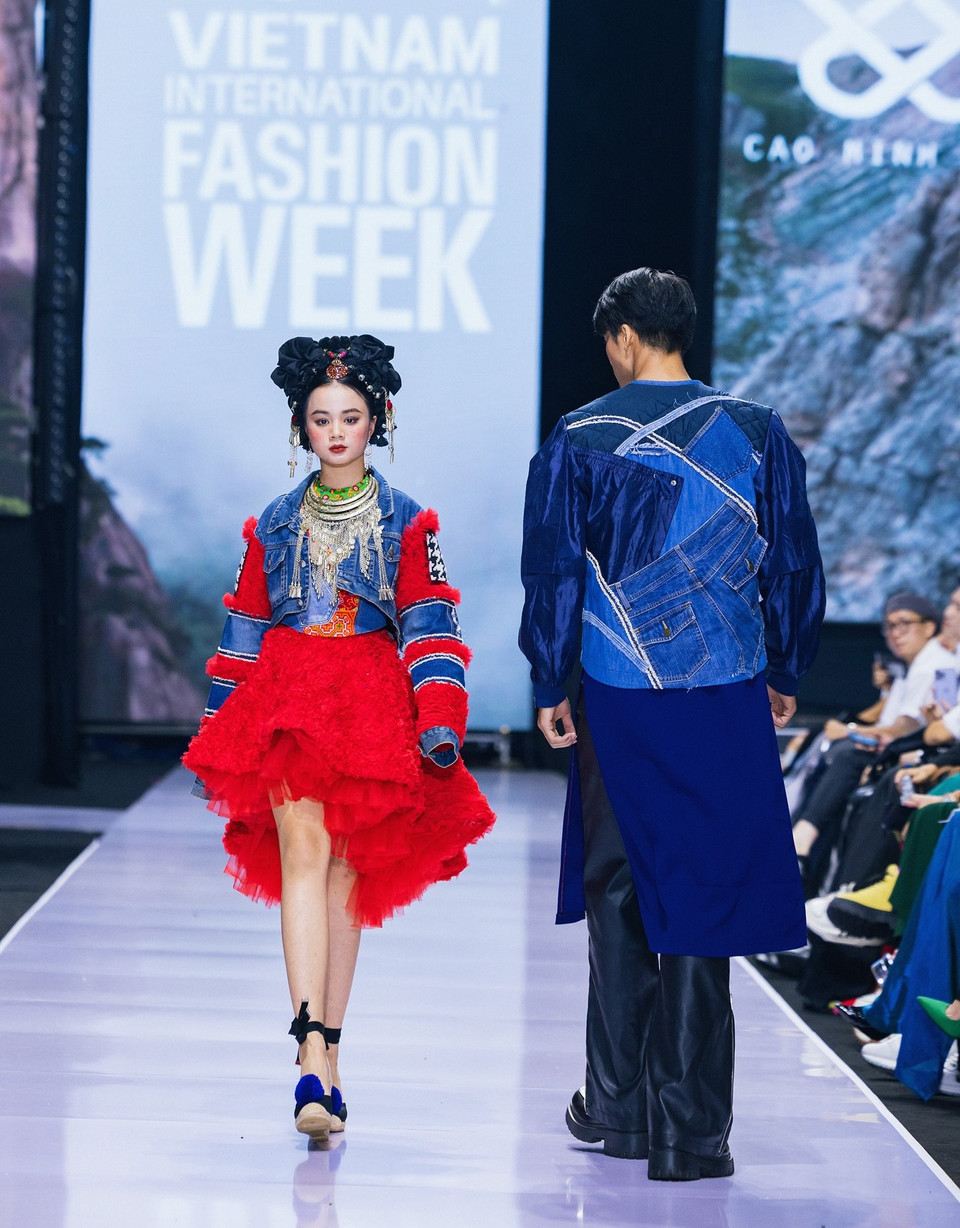 “Một chiếc áo mới” độc đáo từ thổ cẩm của nhà thiết kế Cao Minh Tiến | Vietnam+ (VietnamPlus)