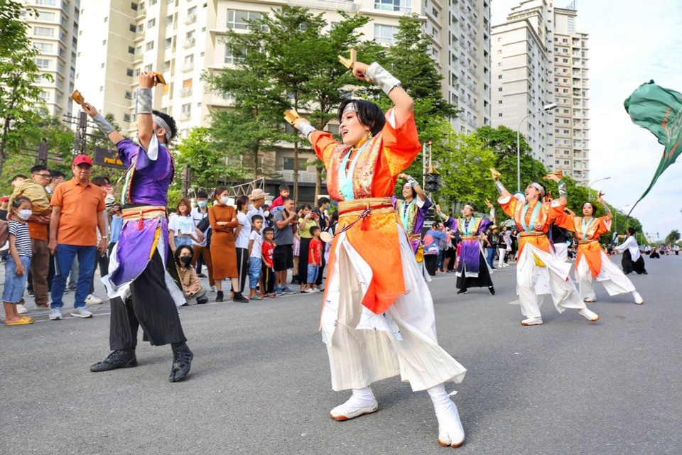 Lễ hội văn hóa Nhật Bản tại Hà Nội: Sôi động màn trình diễn Yosakoi | Vietnam+ (VietnamPlus)