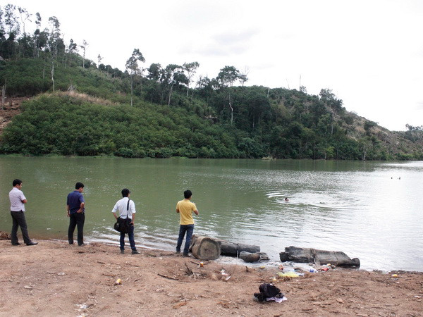 Phát hiện bãi tập kết gỗ trái phép dưới lòng hồ thủy điện Sê San 3A ...