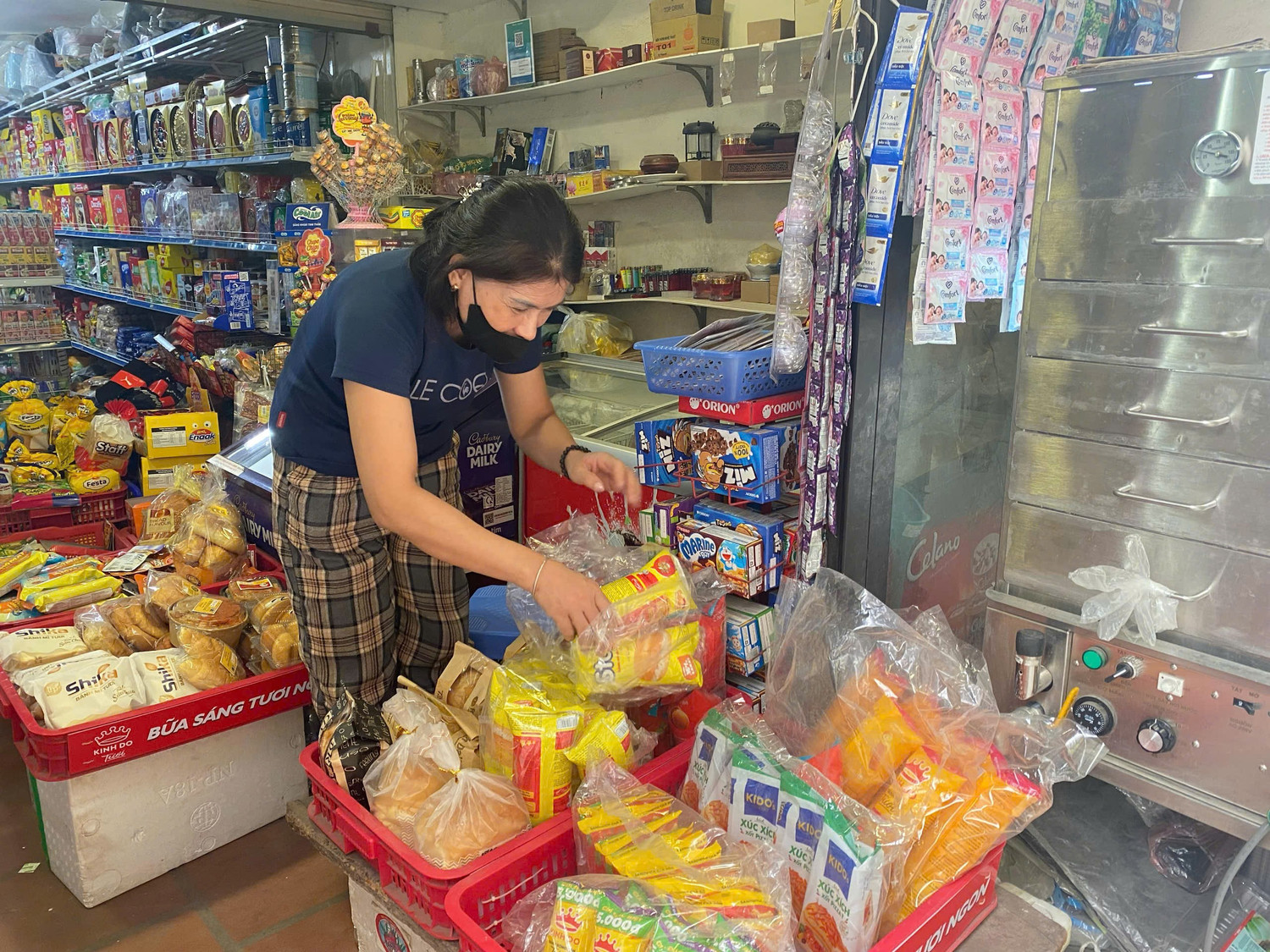 Hỗ trợ người châu Phi nhập cư: "Lá lành đùm lá rách" | Vietnam+ ...