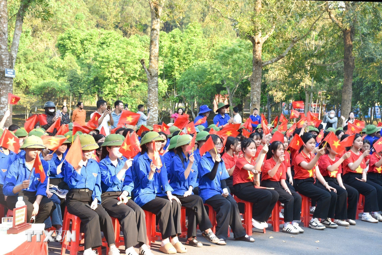 Ngã ba Đồng Lộc tháng Tư rực rỡ | Vietnam+ (VietnamPlus)