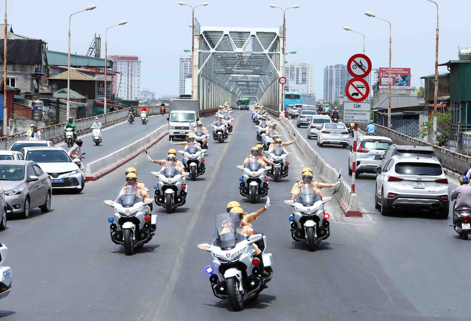 Hình ảnh CSGT diễn tập dẫn đoàn bằng siêu xe môtô Honda Goldwing 2023 ...