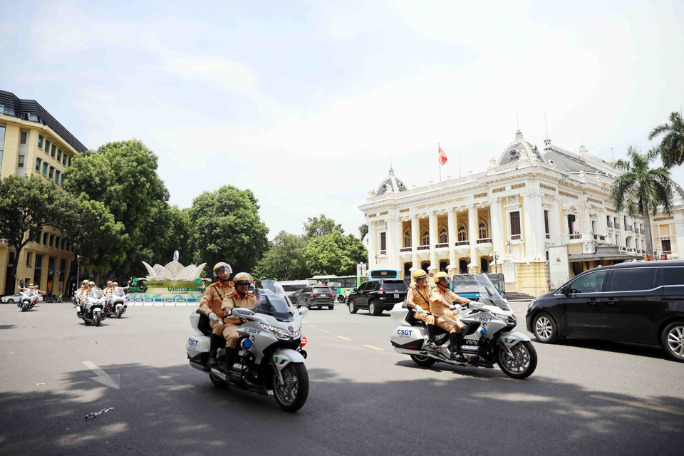 Hình ảnh CSGT diễn tập dẫn đoàn bằng siêu xe môtô Honda Goldwing 2023 ...