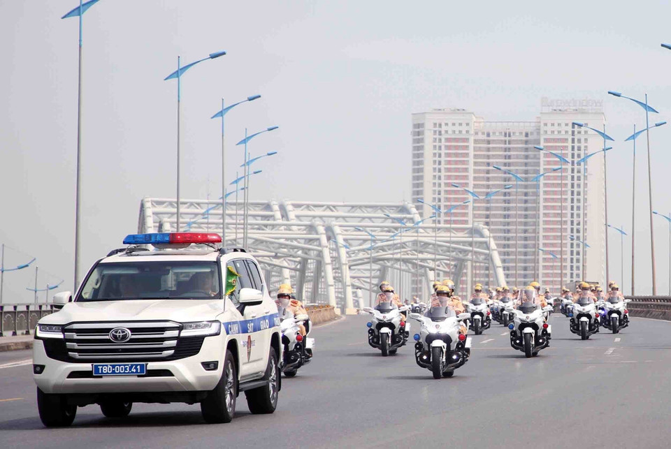 Hình ảnh CSGT diễn tập dẫn đoàn bằng siêu xe môtô Honda Goldwing 2023 ...