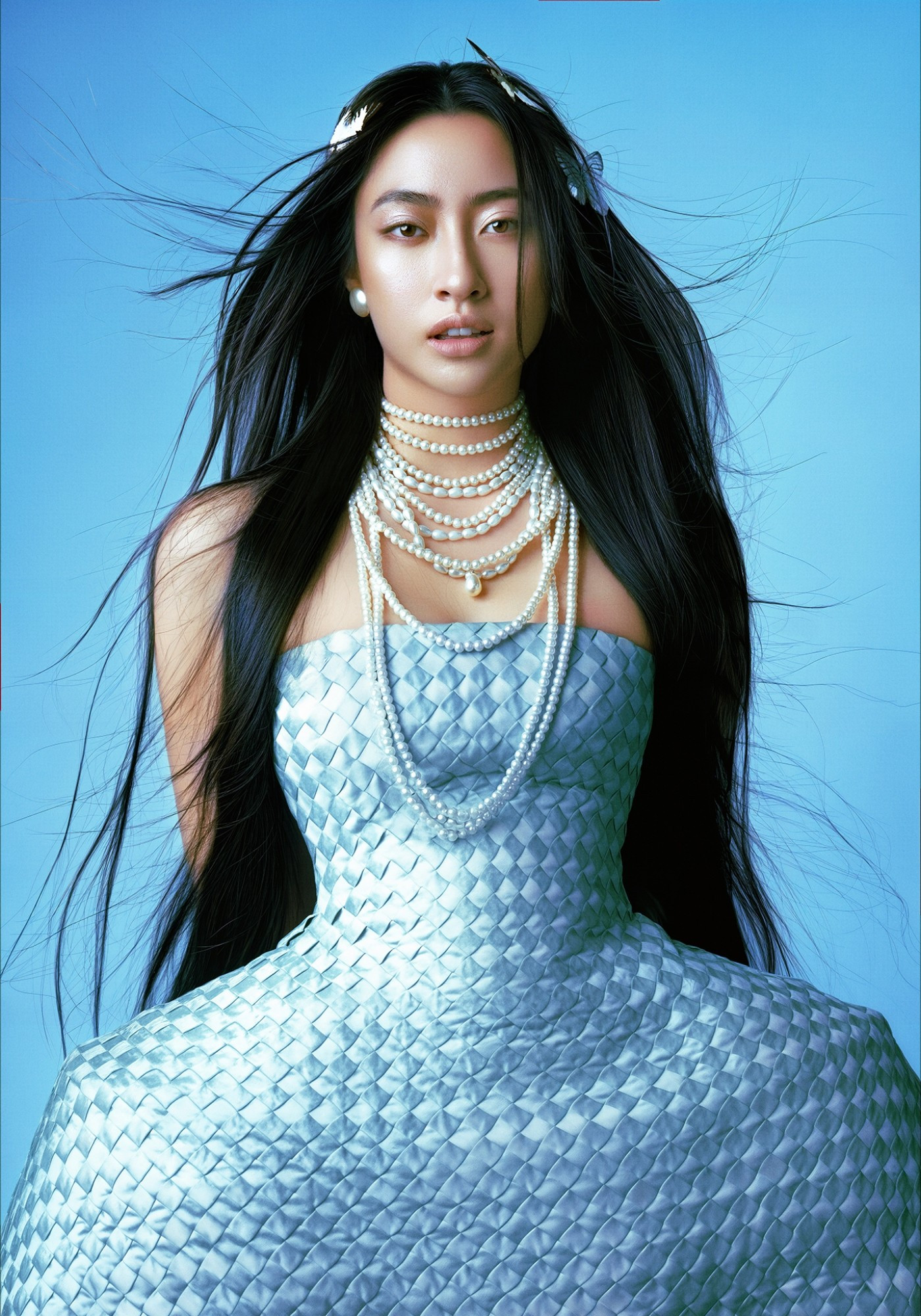 루옹 투이 린(Luong Thuy Linh)이 아름답고 신비로운 패션 화보 촬영에서 트렌디한 몸매를 과시했다.