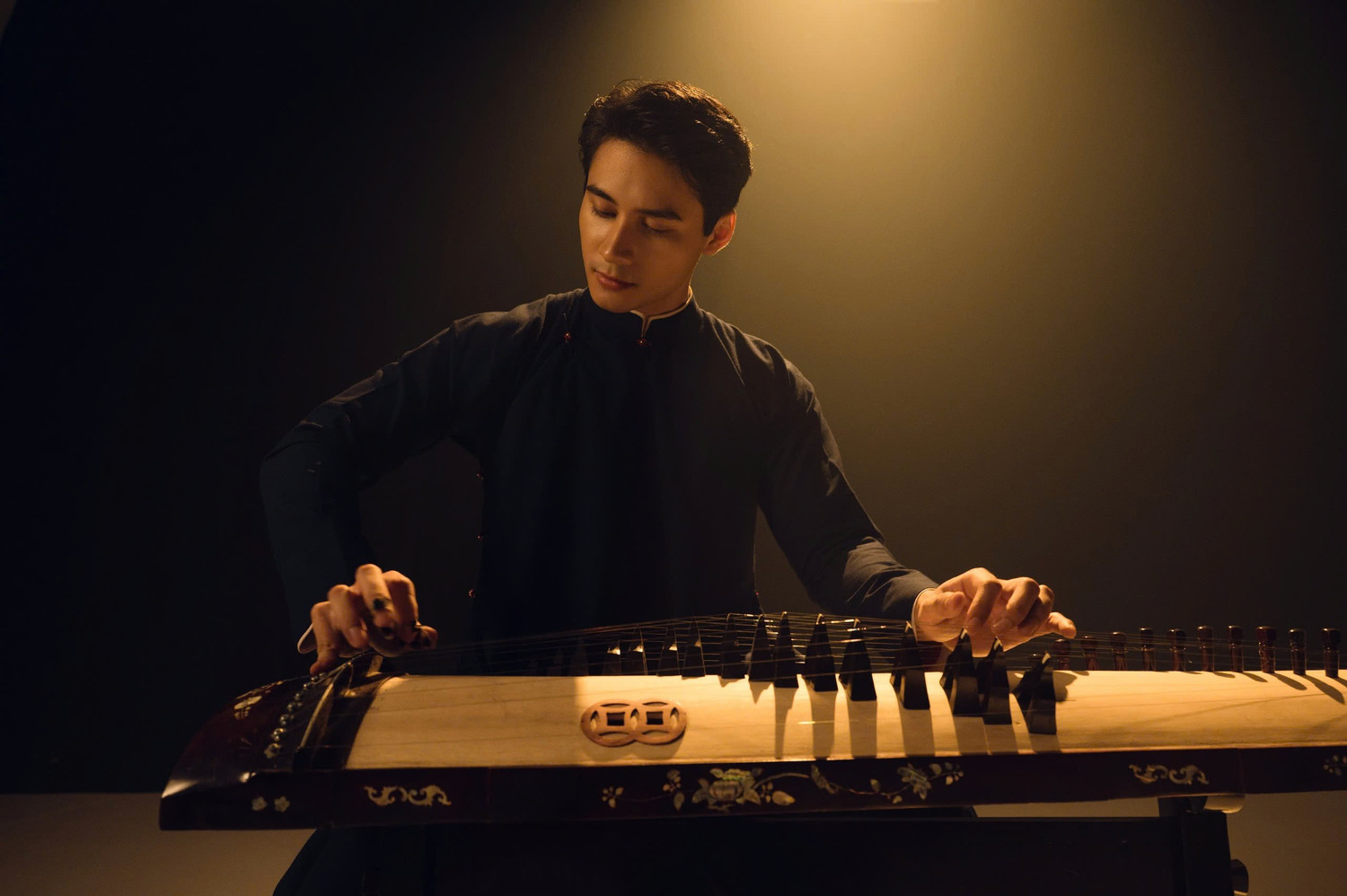 King Tuan Ngoc plays the zither and gongs in the MV "Vietnam's Pride"