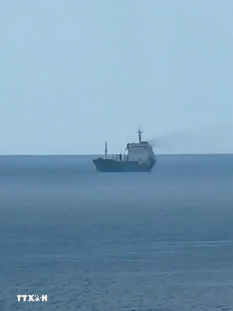 Cứu thành công 20 thuyền viên tàu GT Unity cháy ngạt | Vietnam+ (VietnamPlus)