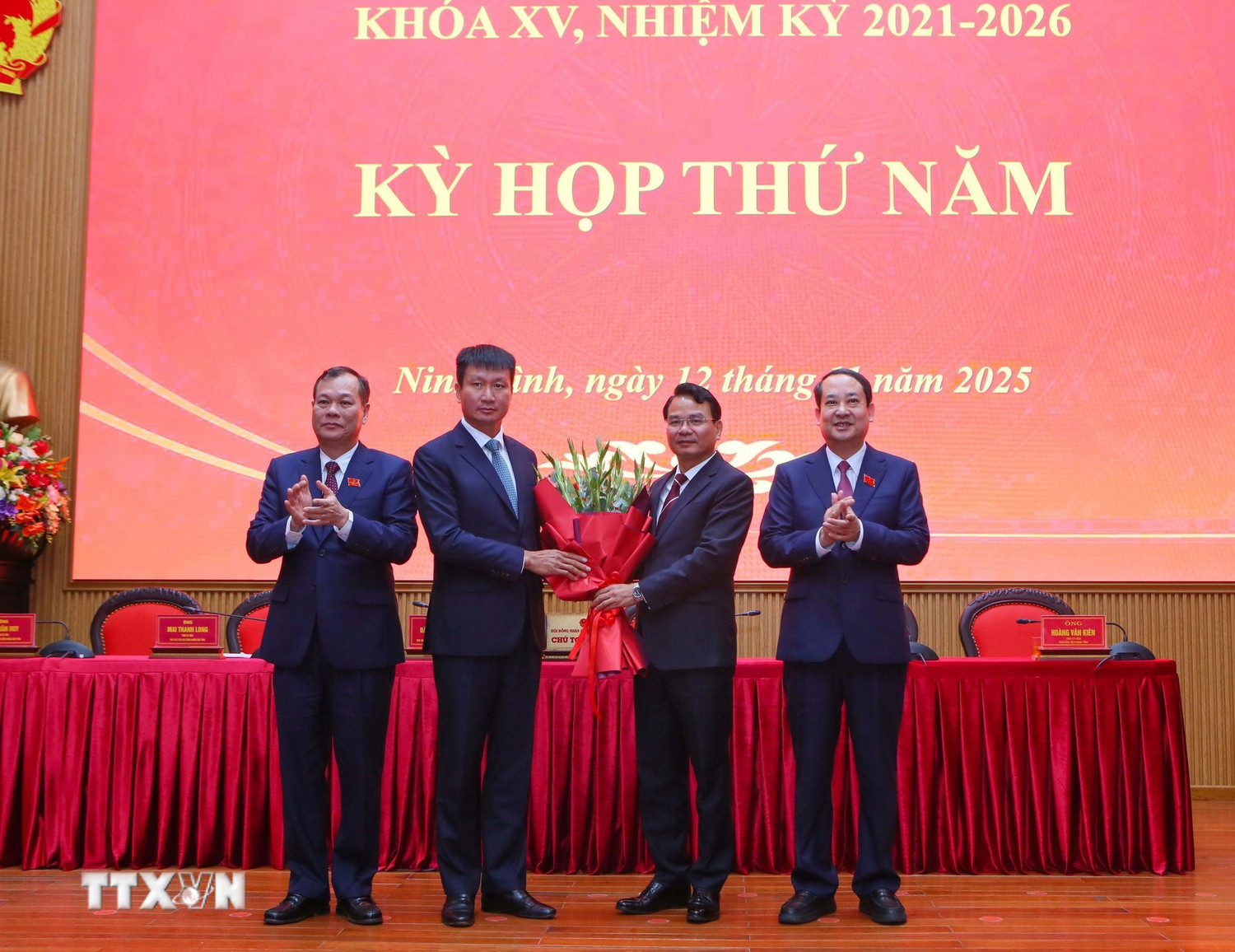 Ông Trần Huy Tuấn giữ chức Chủ tịch Ủy ban Nhân dân tỉnh Ninh Bình ...