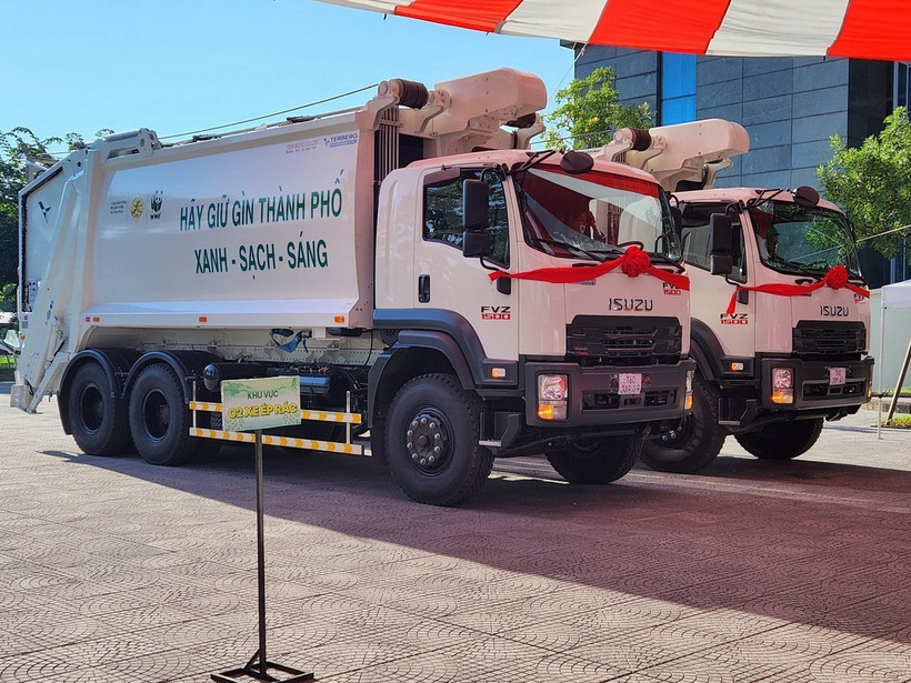 Tổ chức Quốc tế về bảo tồn thiên nhiên tài trợ 2 xe ép rác cho thành phố Huế | Vietnam+ ...