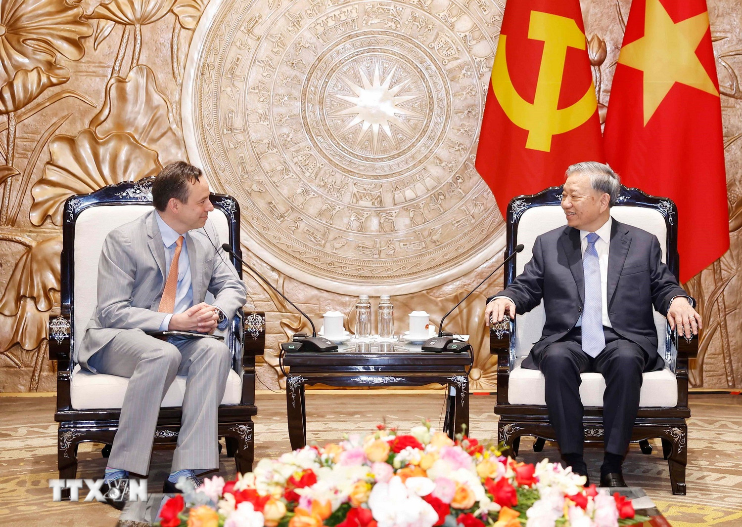 The General Secretary receives the Chairman and CEO of GE Vernova Group.