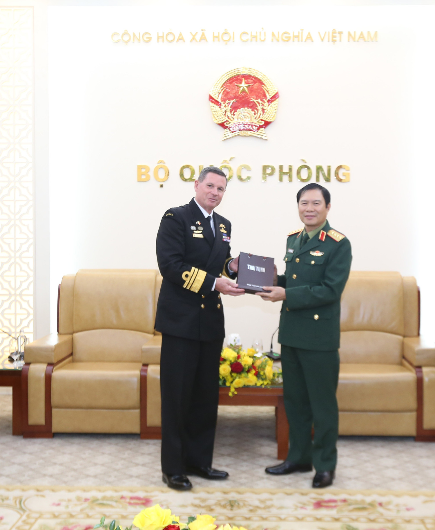 El general Nguyen Tan Cuong recibe al comandante de la Armada ...