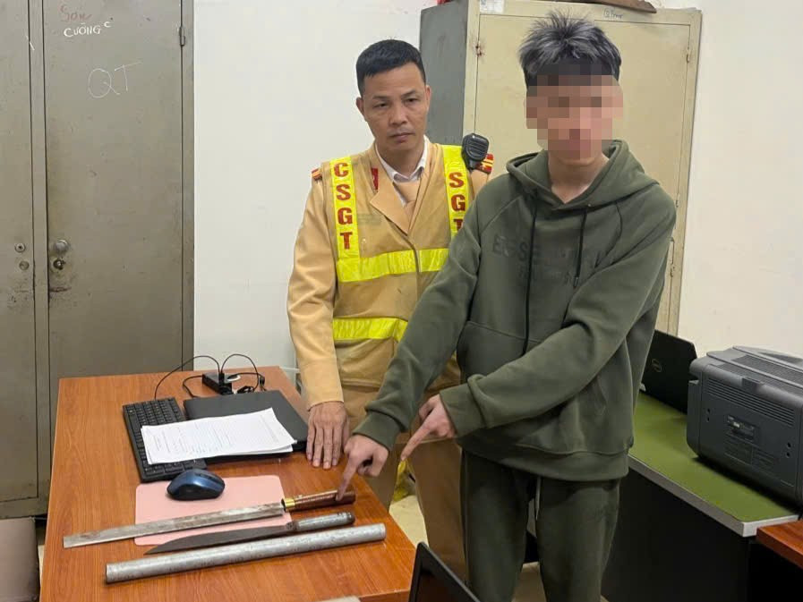 Cảnh sát giao thông Hà Nội khống chế đối tượng mang hung khí | Vietnam+ ...