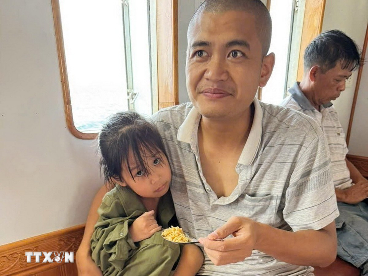 Hà Tĩnh Cứu Vớt Hai Bố Con Lênh Đênh Trên Biển Giờ Liền | Vietnam+ ...