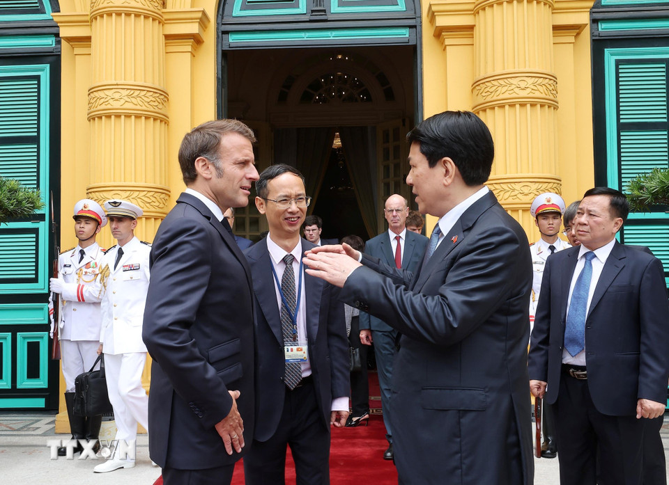 Chủ tịch nước Lương Cường và Tổng thống Pháp Emmanuel Macron gặp gỡ báo chí | Vietnam+ (VietnamPlus)