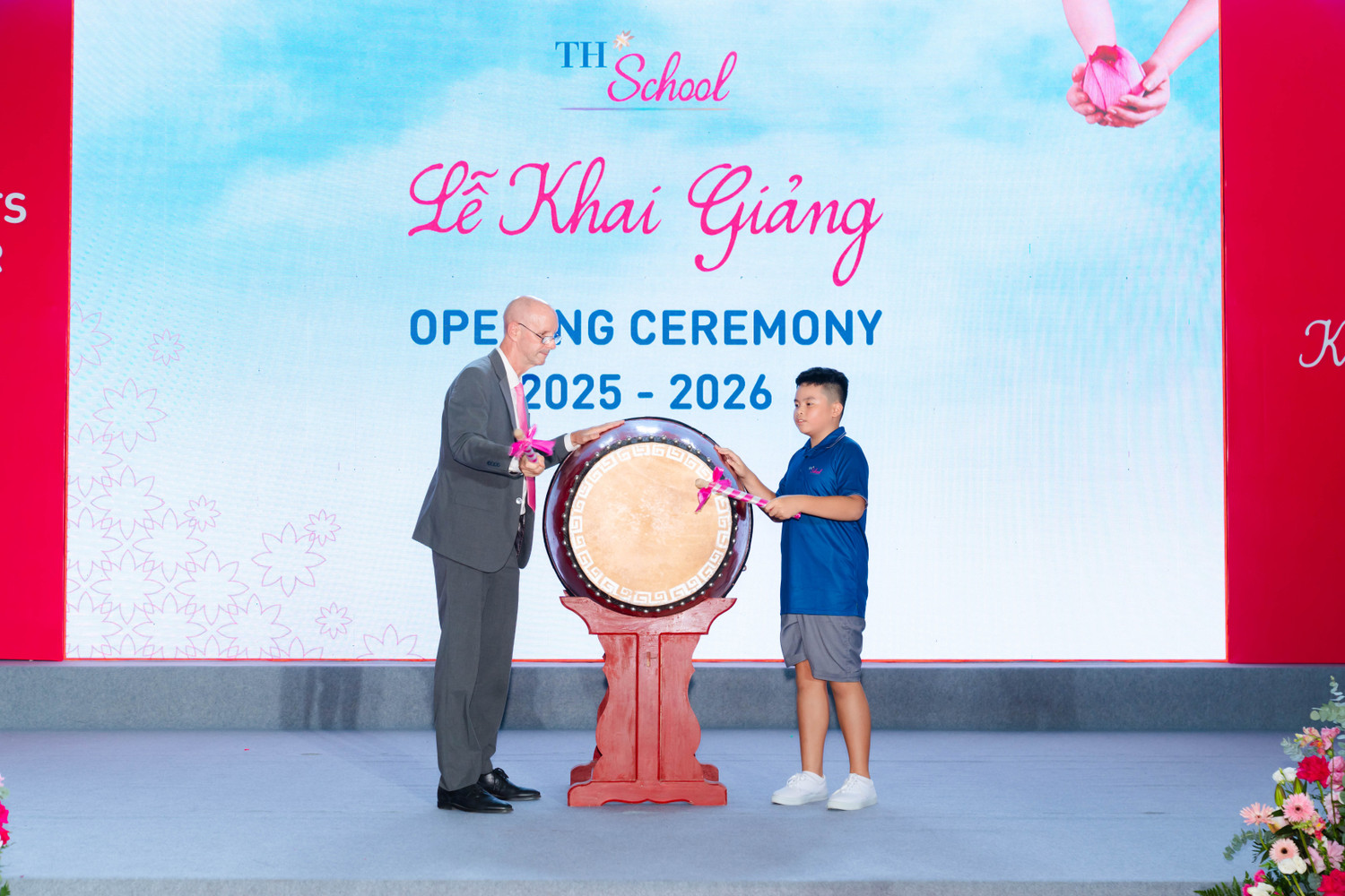 Lễ khai giảng rực sắc cờ Tổ quốc ở TH School: Nơi gieo mầm hạnh phúc ...