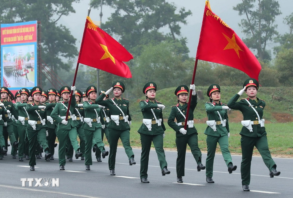 Hợp luyện các lực lượng diễu binh, diễu hành Kỷ niệm 50 năm Giải phóng miền Nam | Vietnam+ ...