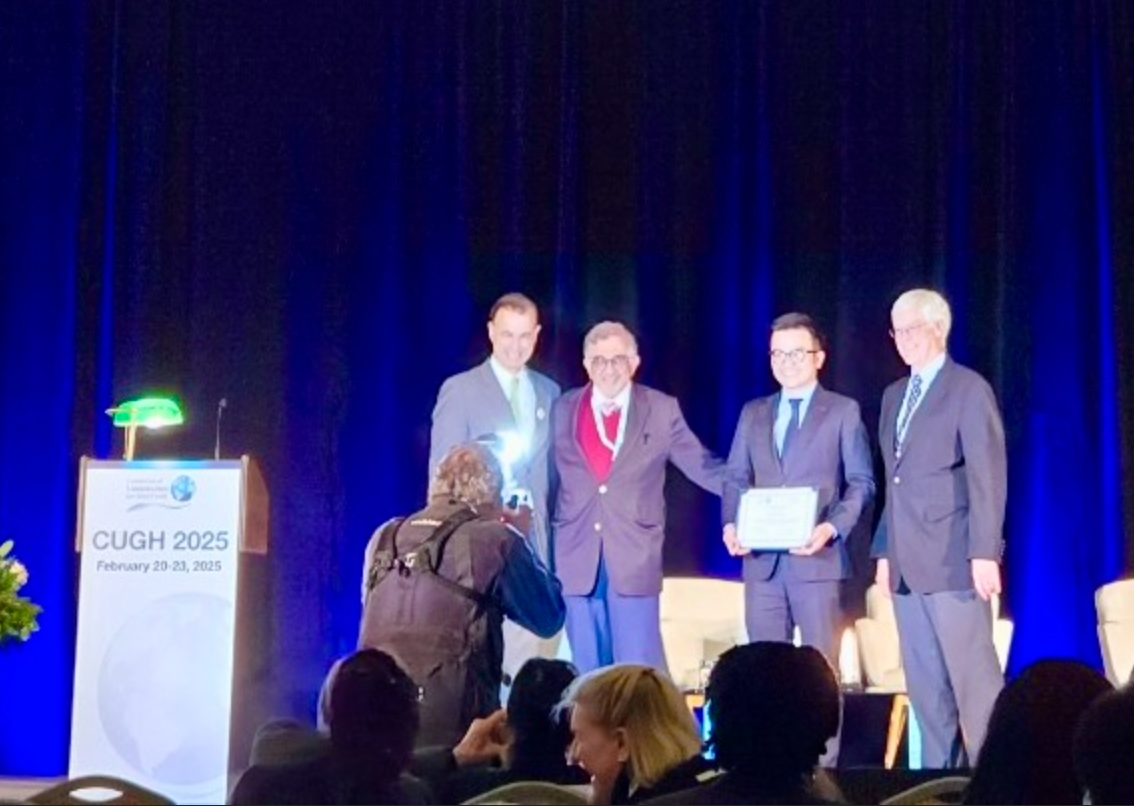 GS Trần Xuân Bách nhận Giải thưởng Lãnh đạo đổi mới y tế toàn cầu 2025 ...