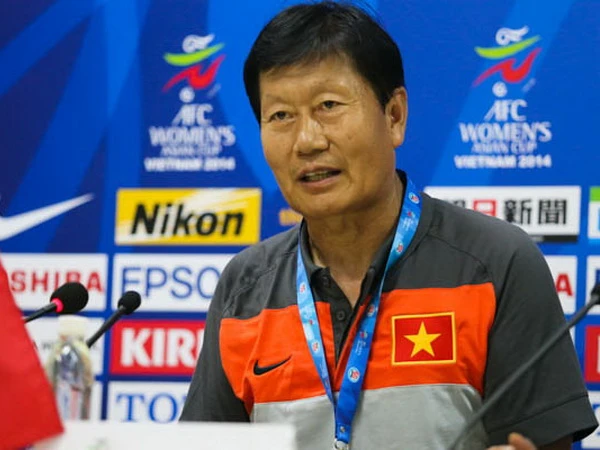 Trò "phơi áo" 4 bàn không gỡ, ông Trần Vân Phát vẫn mừng | Vietnam+ (VietnamPlus)