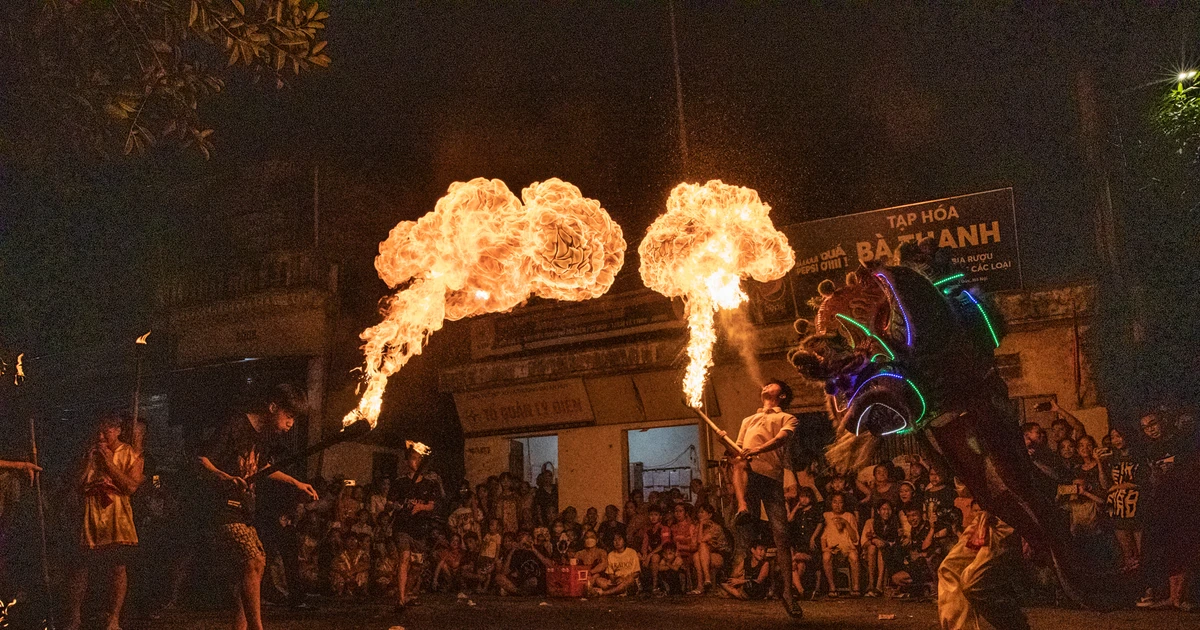 Độc đáo múa lân phun lửa trong đêm rằm Trung thu ở thôn Cao Hạ ...