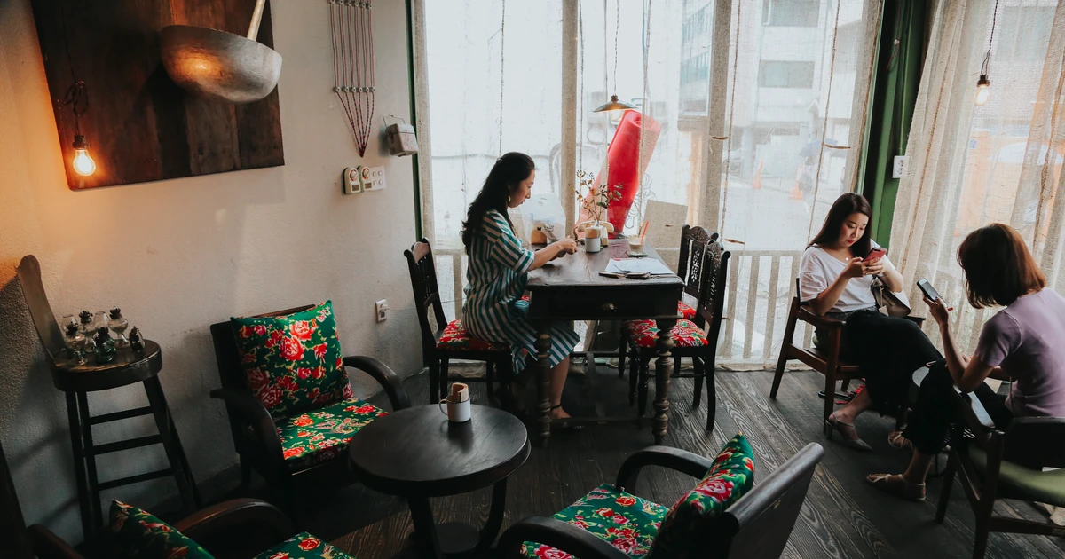 Khám phá Càphê Cộng trong khu phố thời thượng bậc nhất Seoul | Vietnam+ ...