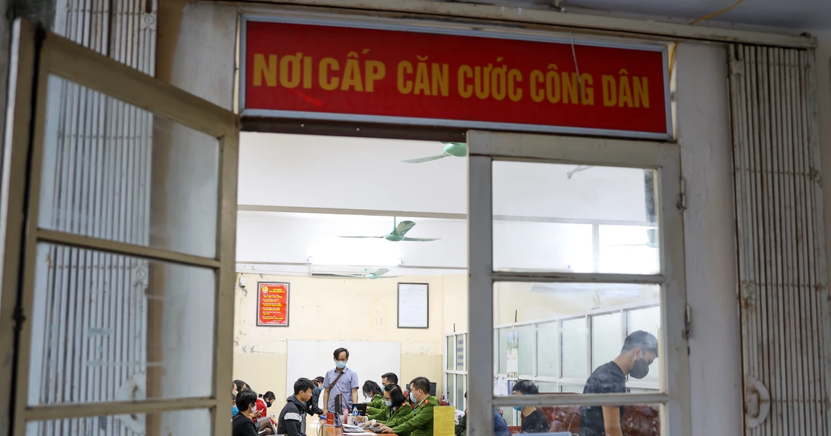 Công an Hà Nội làm việc đến 1 giờ sáng cấp căn cước mới cho người dân ...