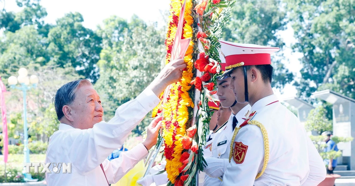 Tổng Bí thư Tô Lâm dâng hoa, dâng hương tại Nghĩa trang Liệt sỹ Trà Võ ...