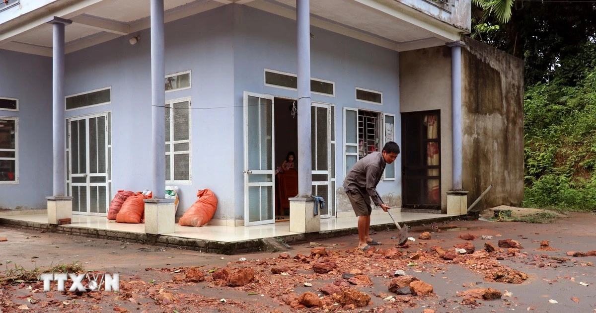 Khẩn trương khắc phục bùn đất tràn vào nhà dân sau mưa lớn ở Bắc Quang