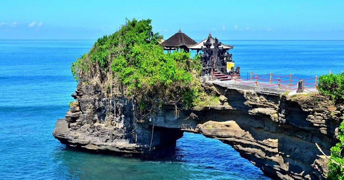 Đảo Bali đối mặt nguy cơ do đứt gãy dưới đáy biển Indonesia | Vietnam+ ...