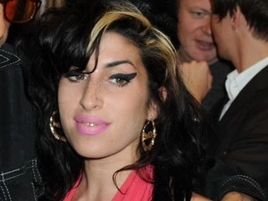 “Họa mi tóc xù” nhập viện vì "vòng một" nhân tạo | Vietnam+ (VietnamPlus)