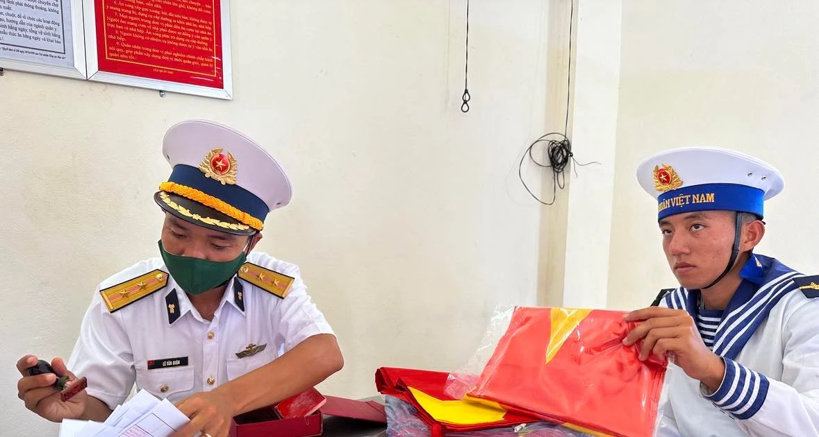 Cảm xúc từ con dấu đỏ Trường Sa thiêng liêng trên lá cờ Tổ Quốc | Vietnam+ (VietnamPlus)