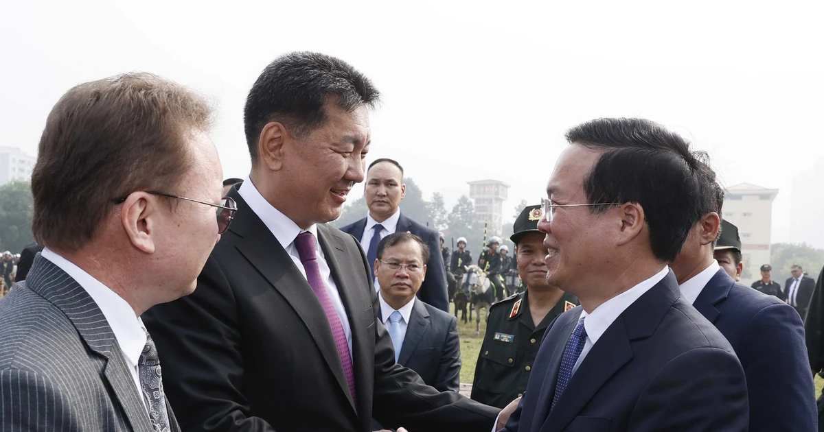 Chủ tịch nước và Tổng thống Mông Cổ thăm Bộ Tư lệnh Cảnh sát Cơ động ...