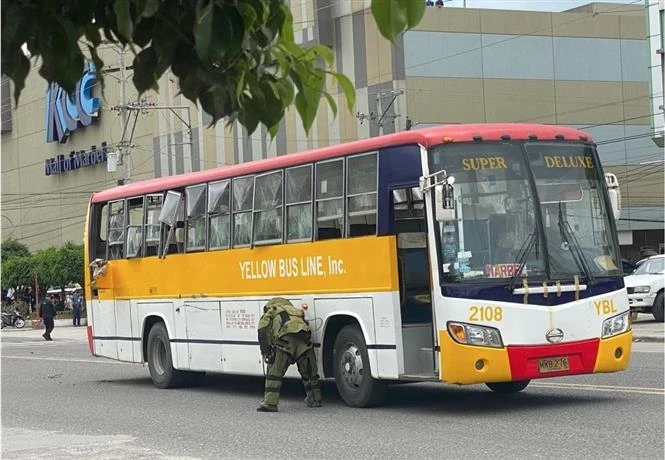 Đánh bom xe buýt ở Philippines, ít nhất 12 người thương vong | Vietnam+ ...