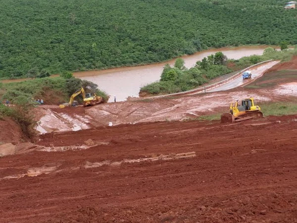 Kịp thời khắc phục sự cố vỡ đê hồ thải quặng của Bauxite Tân Rai ...