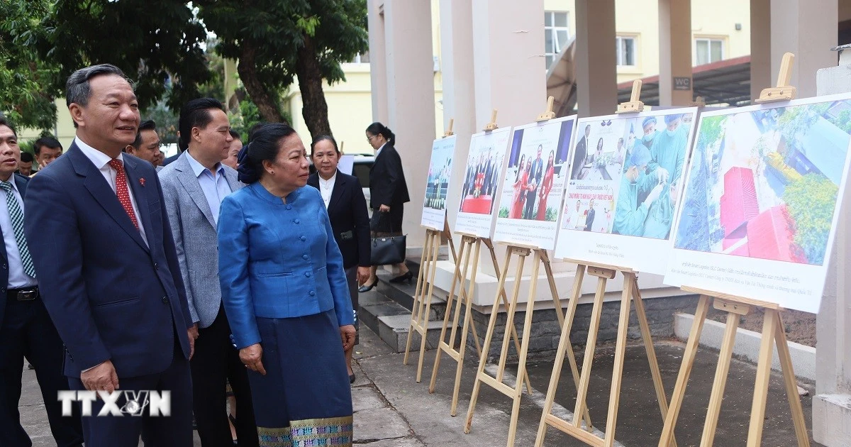 Triển lãm ảnh Gắn kết chiến lược Việt Nam-Lào tại Lào | Vietnam+ ...