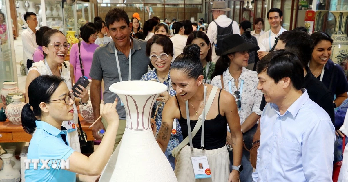 Gốm Chu Đậu Quảng Bá Văn Hóa Việt Tại Hội Nghị ABAC | Vietnam+ (VietnamPlus)