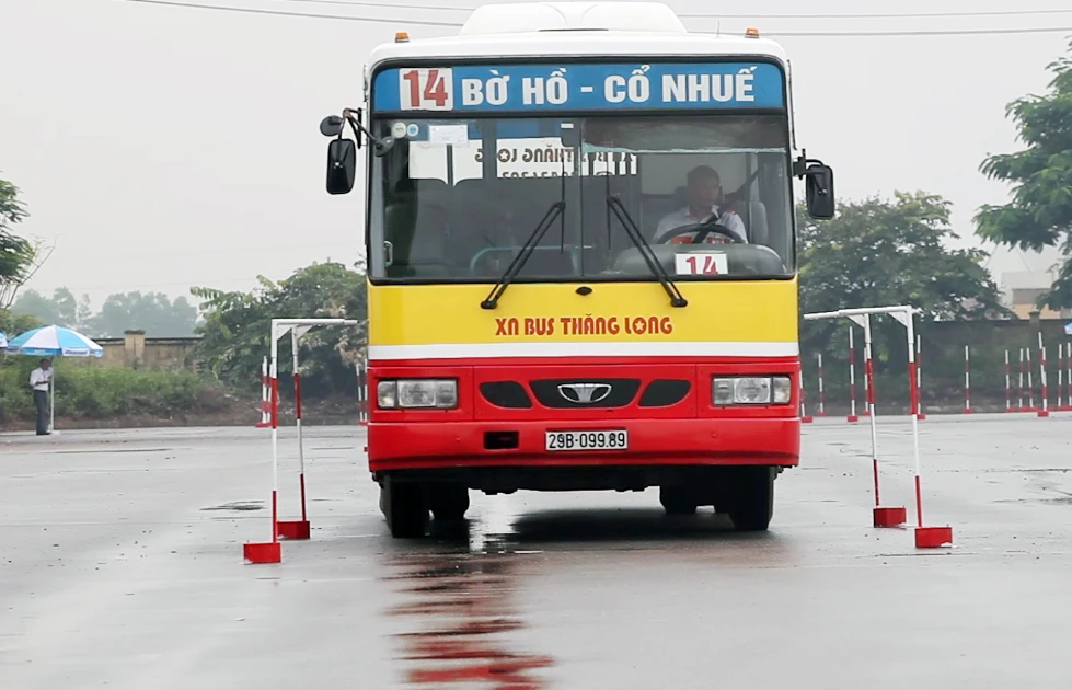 Hà Nội: Tài xế xe buýt trình diễn kỹ năng "tay lái lụa" | Vietnam+ ...