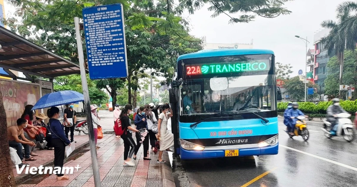 Xe buýt Hà Nội phục vụ nhu cầu đi lại trong dịp Tết Nguyên đán Ất Tỵ 2025 | Vietnam+ (VietnamPlus)