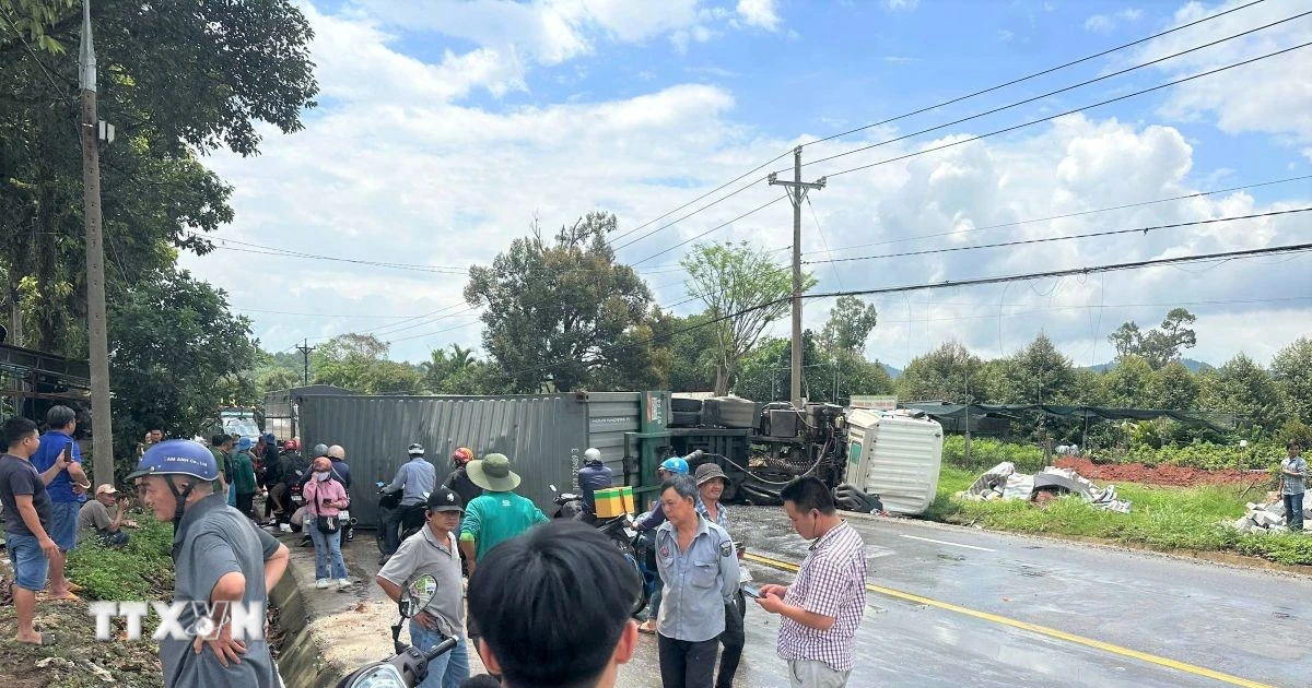 Quốc lộ 20 thông tuyến sau vụ lật xe container tại Lâm Đồng