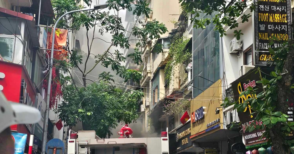 Hà Nội: Hỏa hoạn trên phố cổ gần Hồ Gươm, khói đen bốc cao | Vietnam+ ...