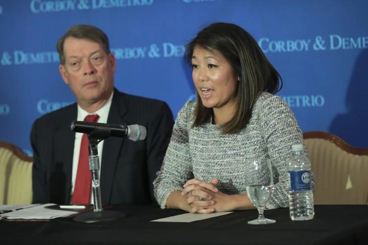 Luật sư và con gái bác sĩ David Dao nói gì về vụ "bị lôi khỏi máy bay ...