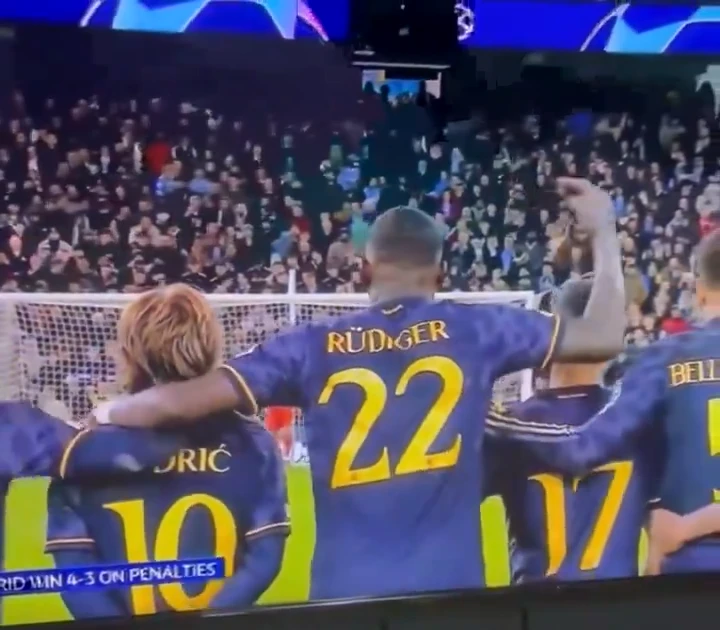 Rudiger ra hiệu cho Lunin đổ người cản được cú sút penalty của Kovacic ...