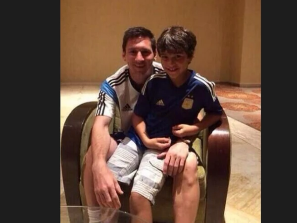 Messi gặp lại cậu bé trong clip gây "bão" trên mạng xã hội | Vietnam+ ...